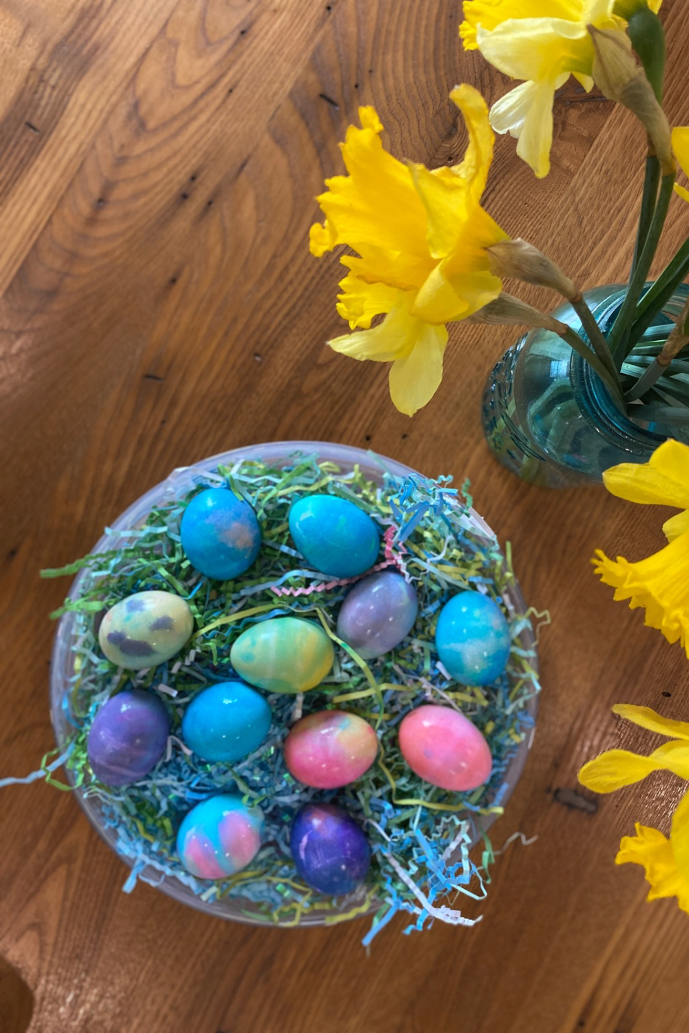 Fizzy Egg Dyeing: Easy Baking Soda Easter Science Experiment ...