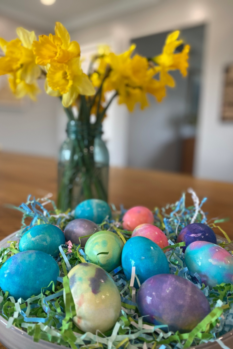 Fizzy Egg Dyeing: Easy Baking Soda Easter Science Experiment ...