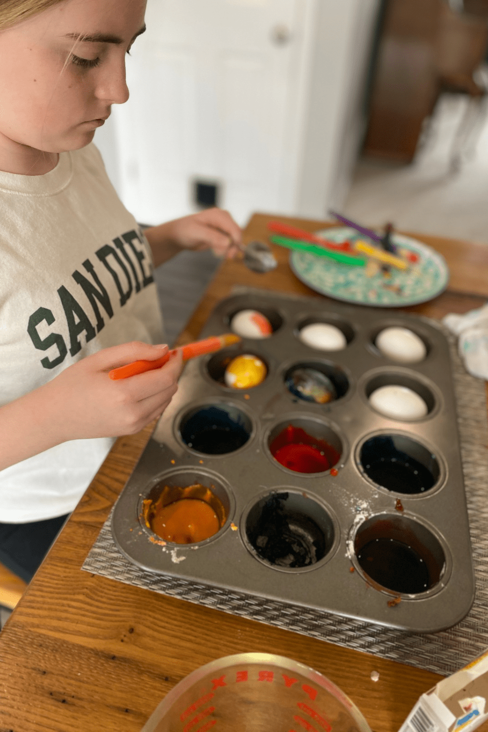 Fizzy Egg Dyeing: Easy Baking Soda Easter Science Experiment ...