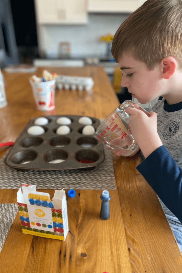 Fizzy Egg Dyeing: Easy Baking Soda Easter Science Experiment ...